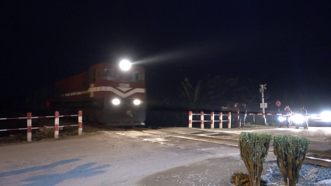 Cargo Train 2318 passing Dien Chau, Nghe An, Vietnam (2016) - YouTube