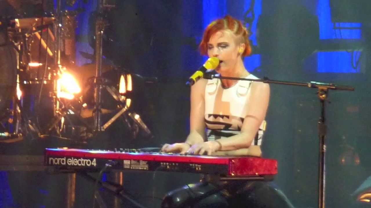 Arran Reviews Paramore At Wembley Arena London 28/09/2013 - YouTube