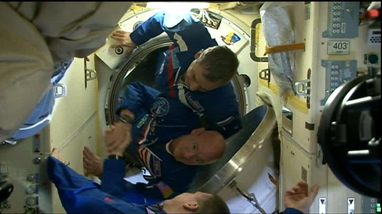 Expedition 43 Crew Docks to the Space Station - YouTube