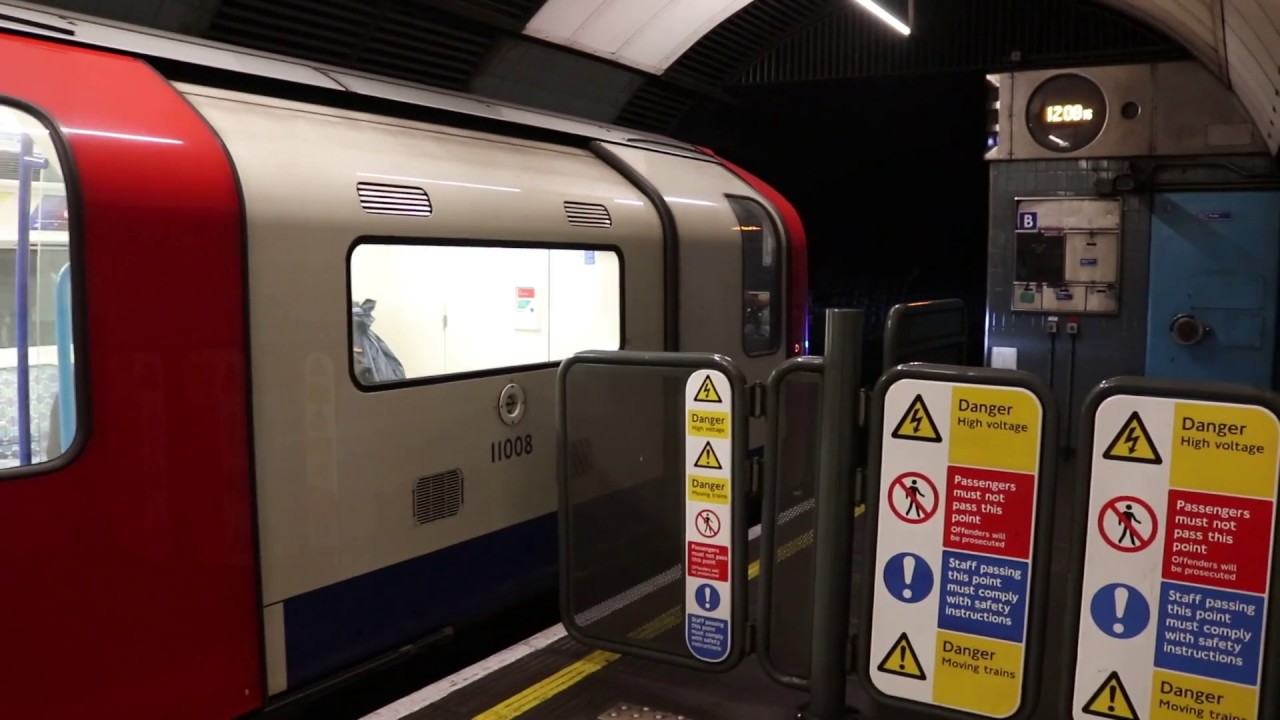 London Underground Victoria Line 2009 Stock Trains At Stockwell 24 ...
