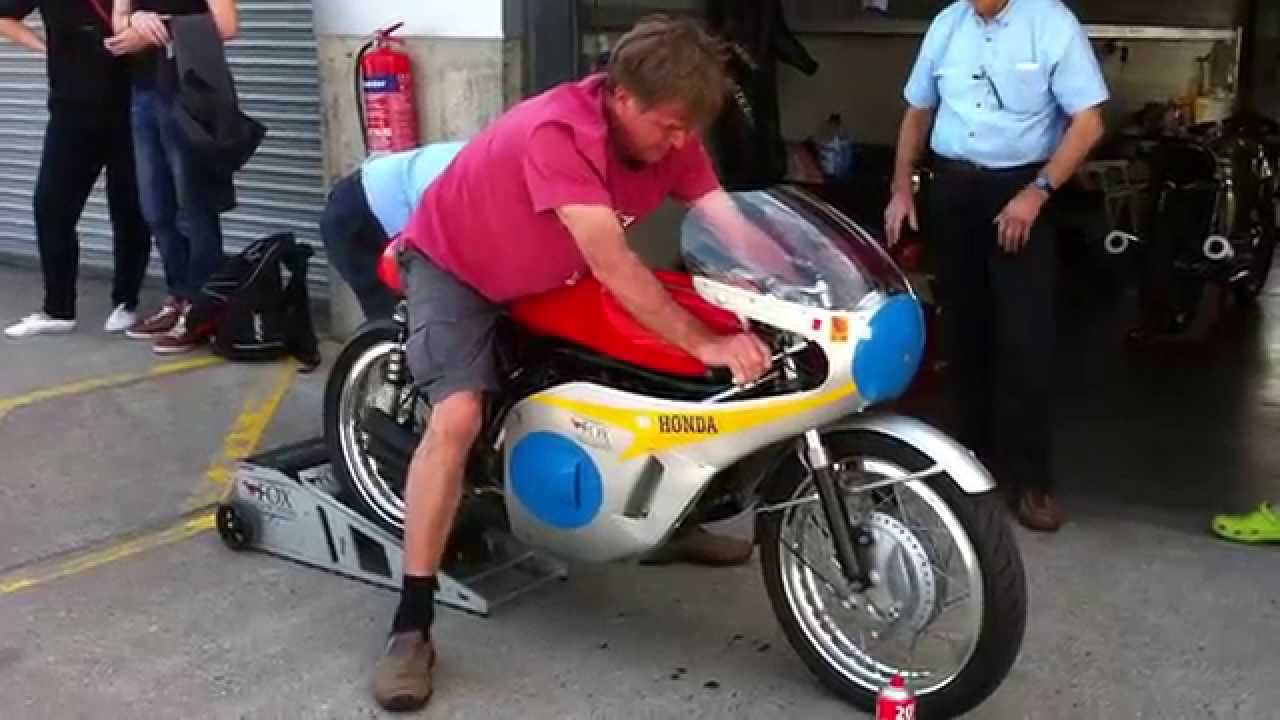 Donington Park Classic Bike Festival 2015 - Mike Hailwood replica Honda ...