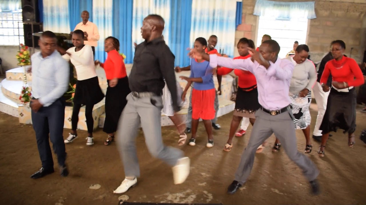 Funny Kenyan dancers - YouTube