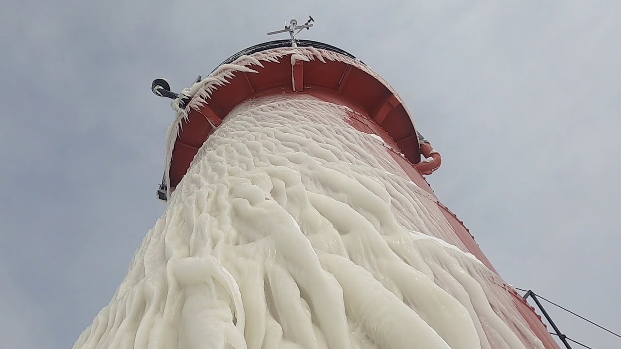 Ice coats South Haven's iconic lighthouse - YouTube