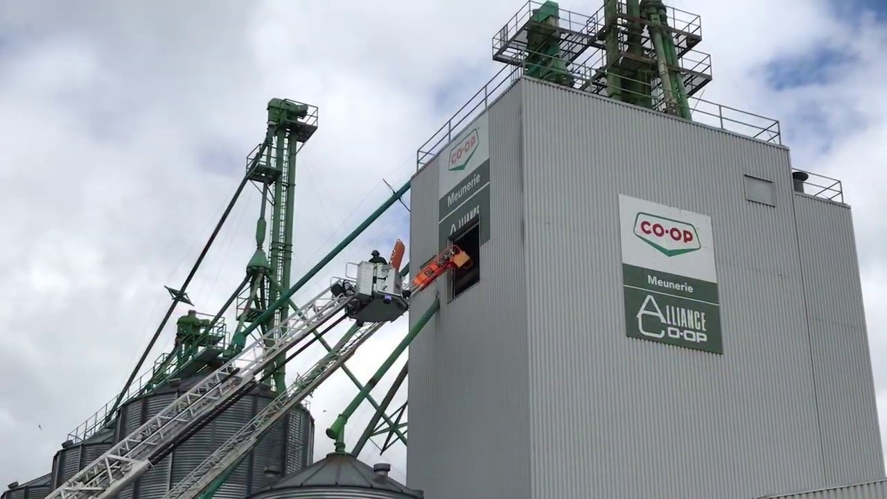 Un homme chute dans un silo à Saint-Éphrem-de-Beauce - YouTube