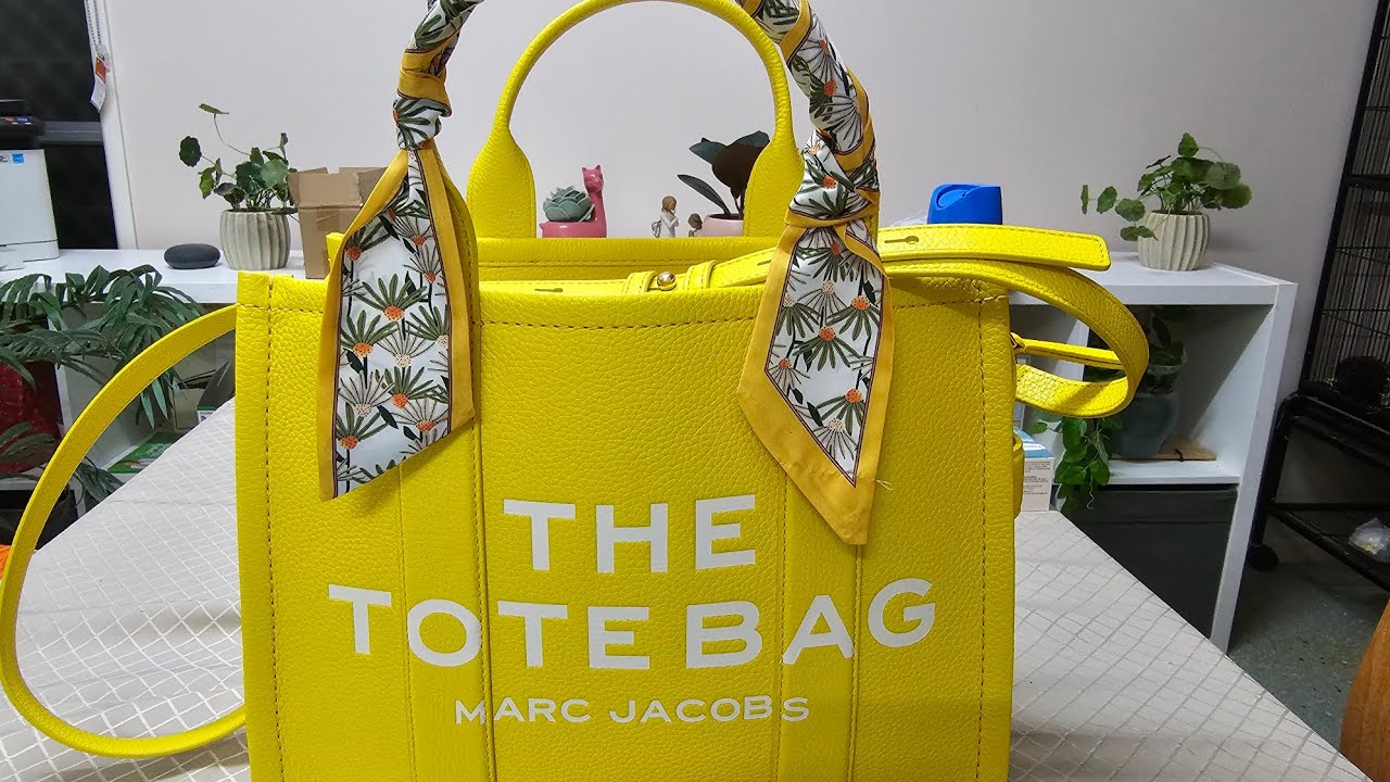 WIMB 2023 | MARC JACOBS The Tote Bag in Sun yellow | What's in my bag ...