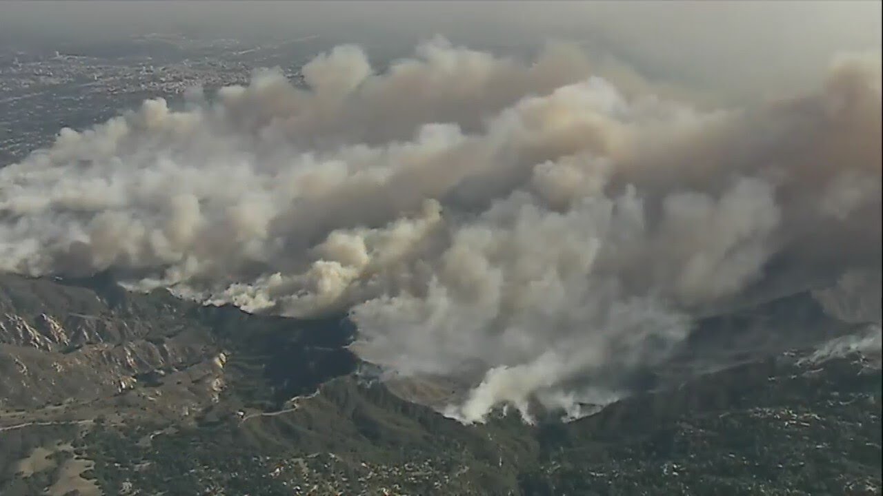 High winds continue in SoCal as multiple fires burn in LA - YouTube