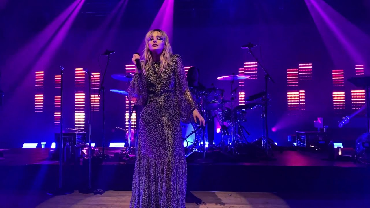 CHVRCHES - Forever (Live) - YouTube