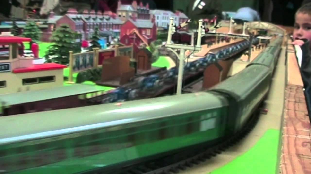 Hornby Dublo 2 rail at Alresford - YouTube