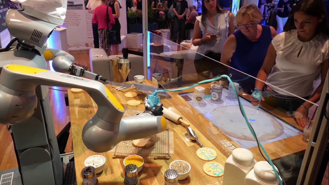 HoLLiEs Patisserie: Robot Decorating Cookies / Video CC by FZIchannel ...