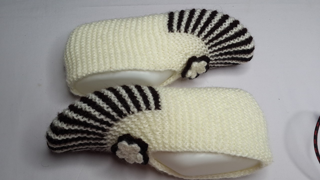 594- 💕 New Knitting Design For Ladies Socks 🎀 Woolen Socks Tutorial 🎀 Jutti 🎀 Ladies Jurab - YouTube