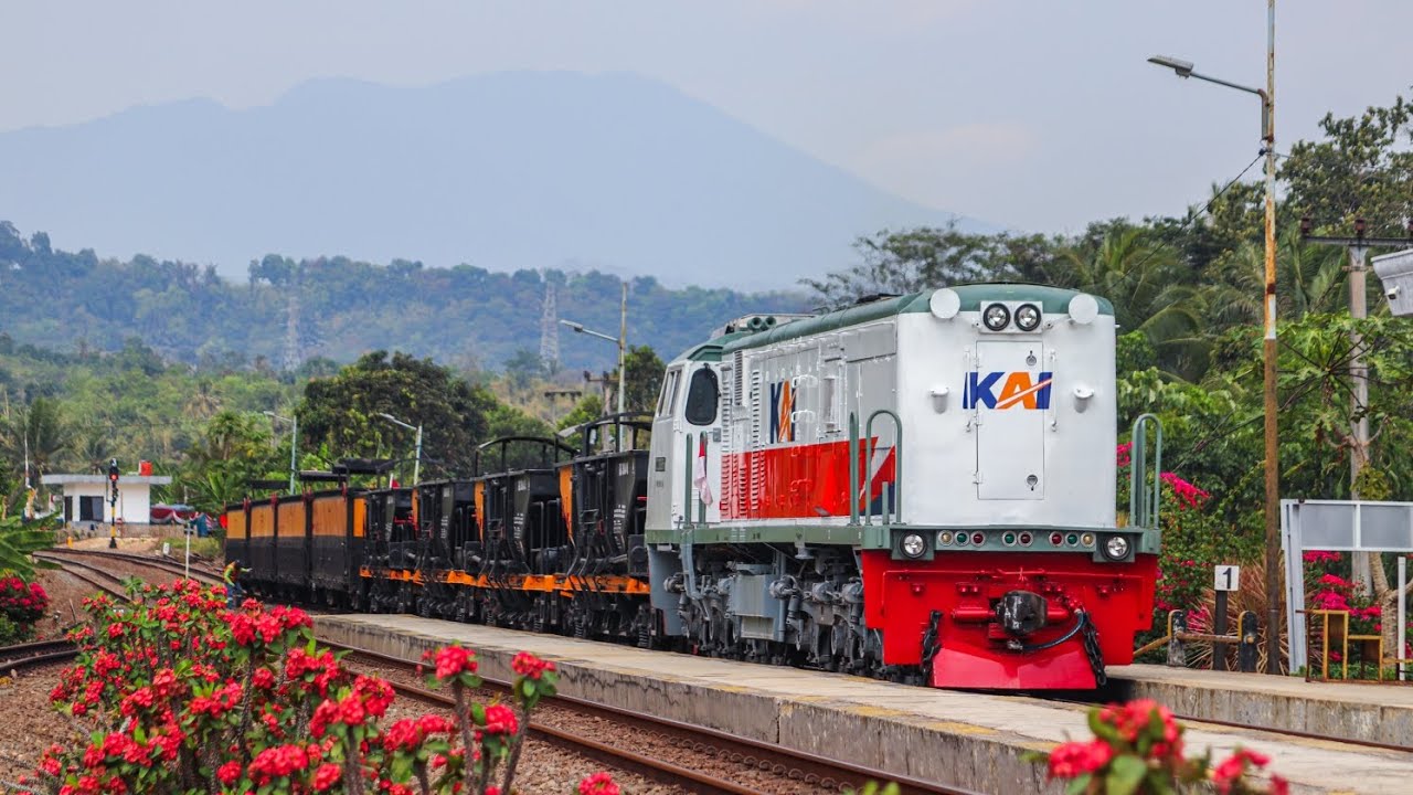 Kereta Api | Moment KLB Ballast Di Stasiun Maswati - YouTube