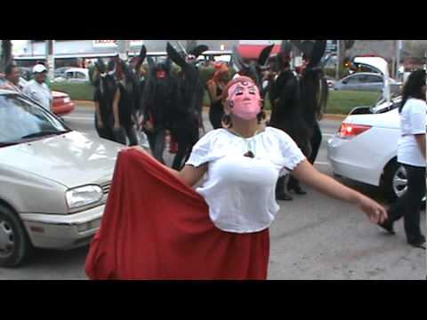 señora pechugona bailando jajaja - YouTube