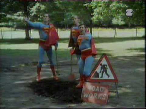 Monty Python- Skecz o mechaniku rowerowym - YouTube