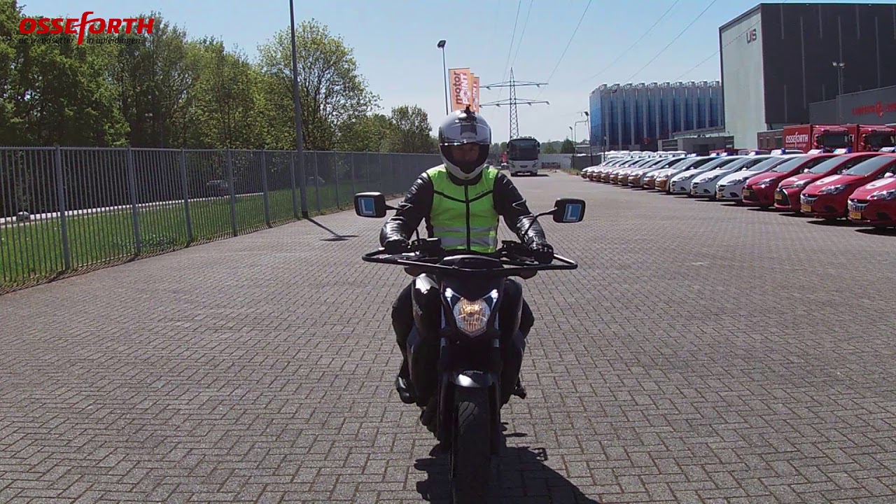 Langzame slalom motor - AVB motor rijles Limburg - YouTube