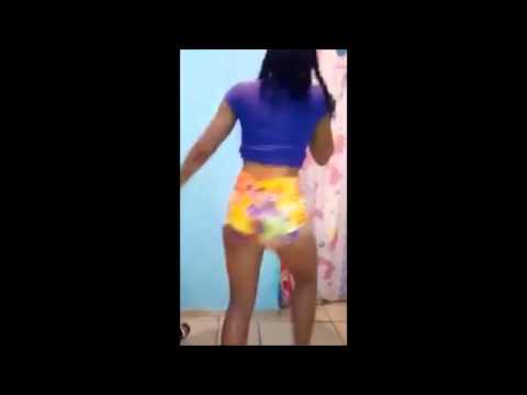 Novinha de shortinho sem calcinha muito Gostosa