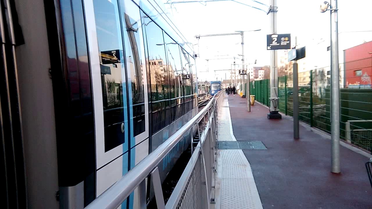 Tramway 4 d'île de France - Citadis dualis en gare de Bondy - YouTube