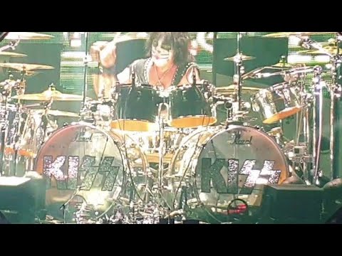 Kiss - Eric Singer Drum Solo Live London O2 Arena 2019 - YouTube