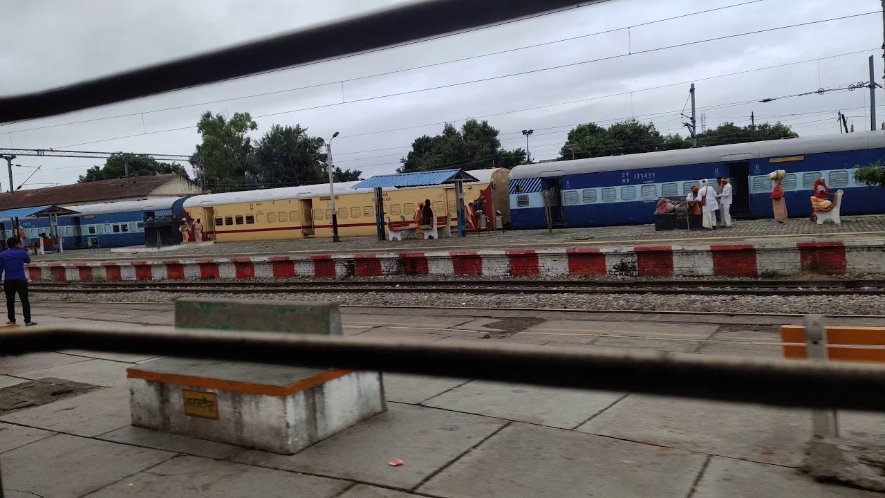 12232 train no Arriving at shahjahanpur - YouTube