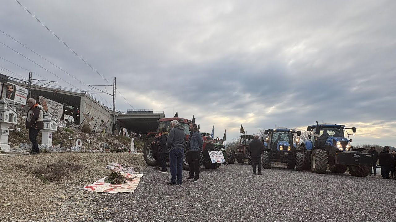 Οι αγρότες της Θεσσαλίας στο μνημείο του δυστυχήματος των Τεμπών - YouTube