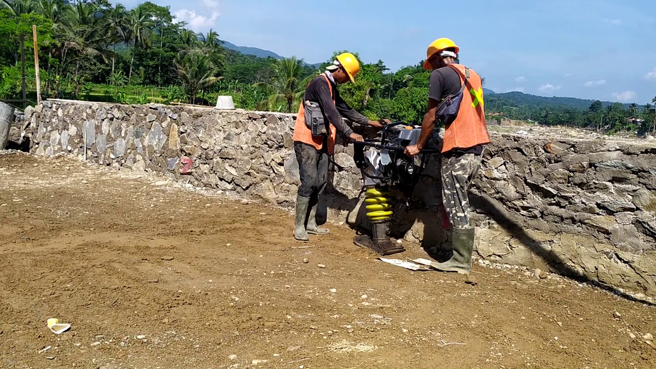 Pemadatan Tanah Menggunakan Stemper Kuda - YouTube