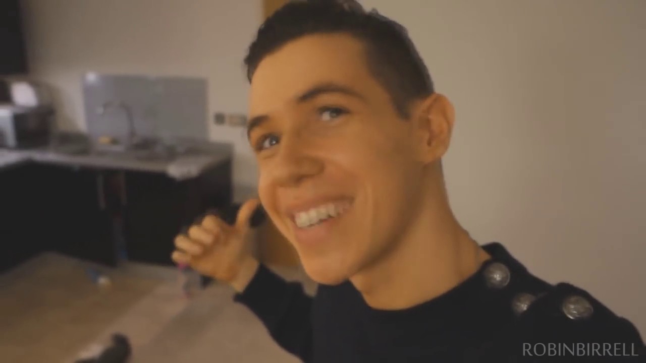 BLUE HAIR DYE SHAMPOO PRANK ON GIRLFRIEND GOES CRAZY - YouTube