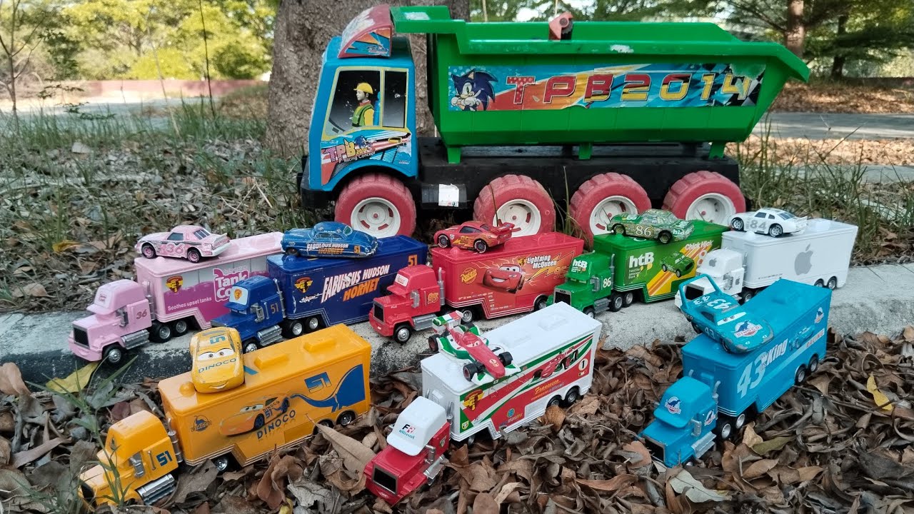 Disney Pixar Cars Lightning McQueen, Tow Mater, Fillmore | play on the ...