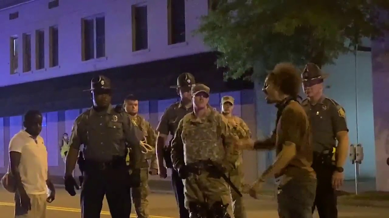 Protesters in Little Rock march down West Capitol Avenue - YouTube
