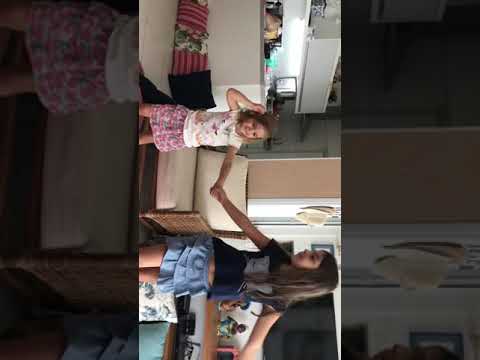 Bia e Sofia dançando