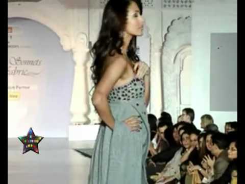 Malaika Arora Wardrobe Malfunction - YouTube