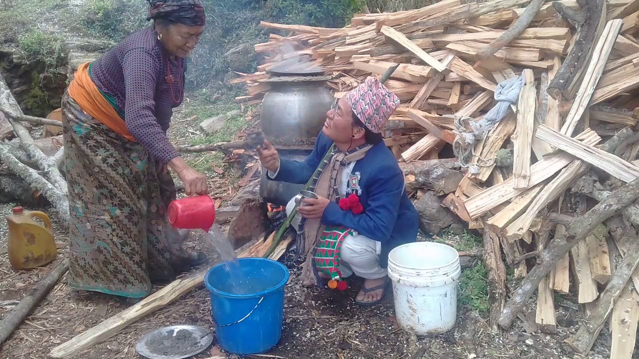 Taifiting bajeko tinpane raksi ...bahini afnai aama pamfasari rai ...