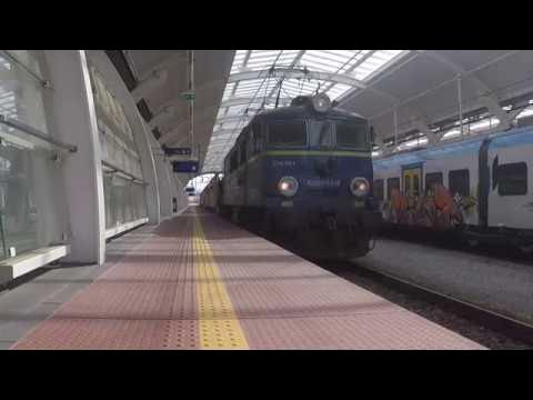 EU07 - 1510 PKP Cargo z pustymi "lawetami" - YouTube