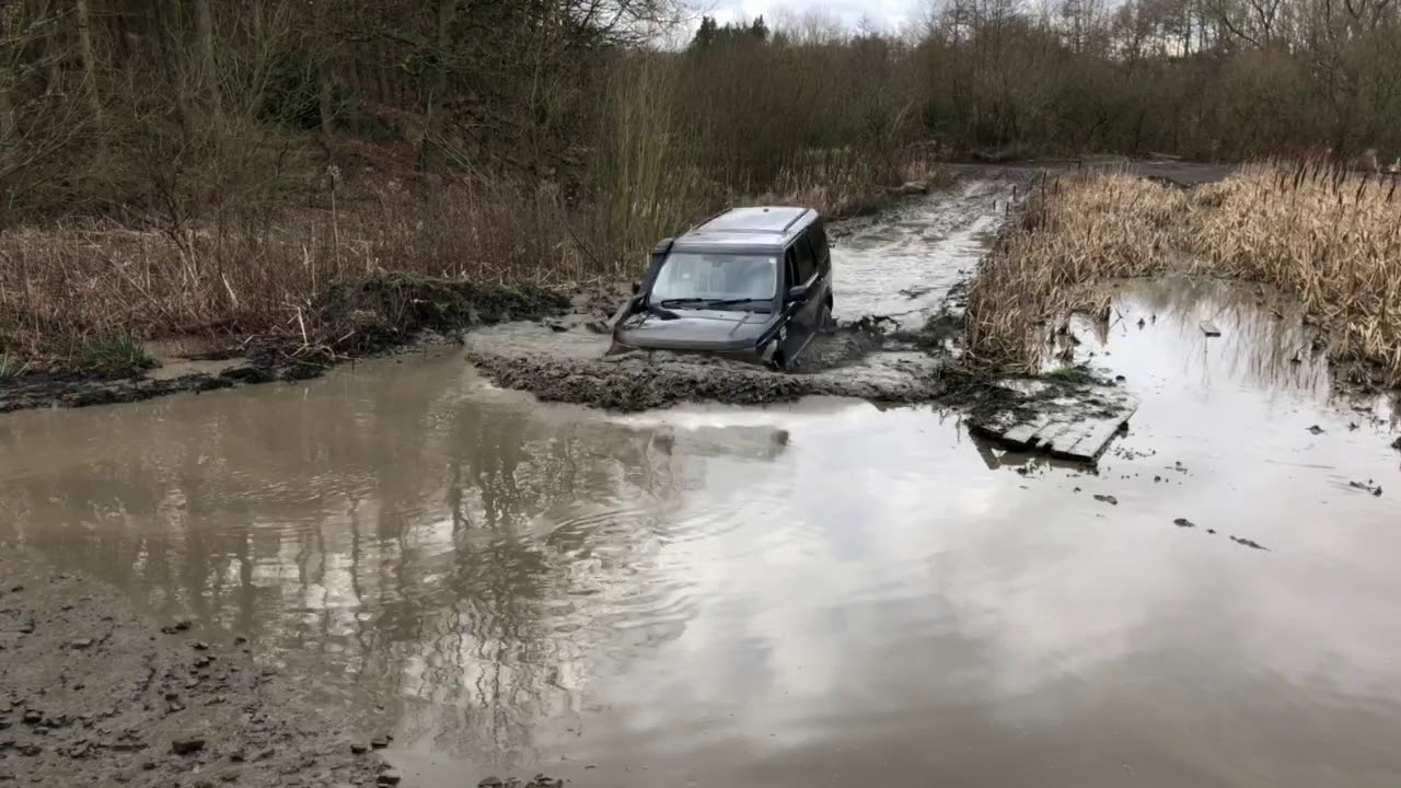 Land Rover Discovery 4 wading at Parkwood 4x4 - YouTube