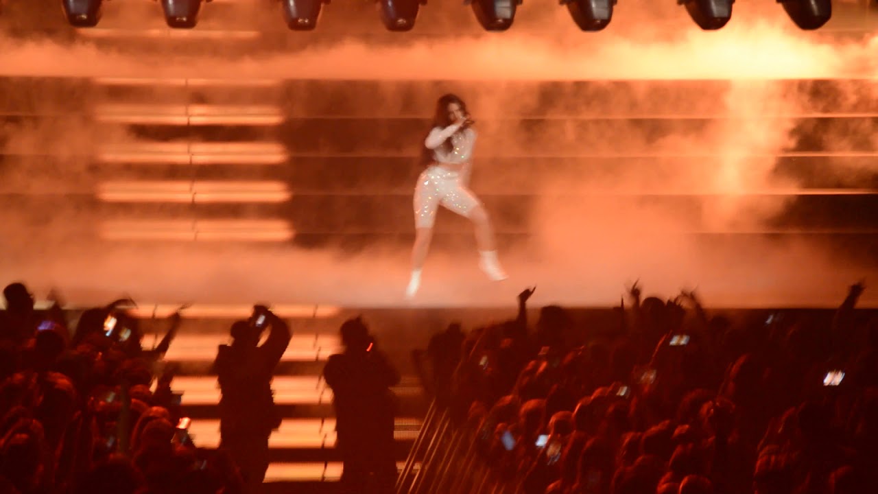 Halsey performing '' Castle" In Barclays center - YouTube