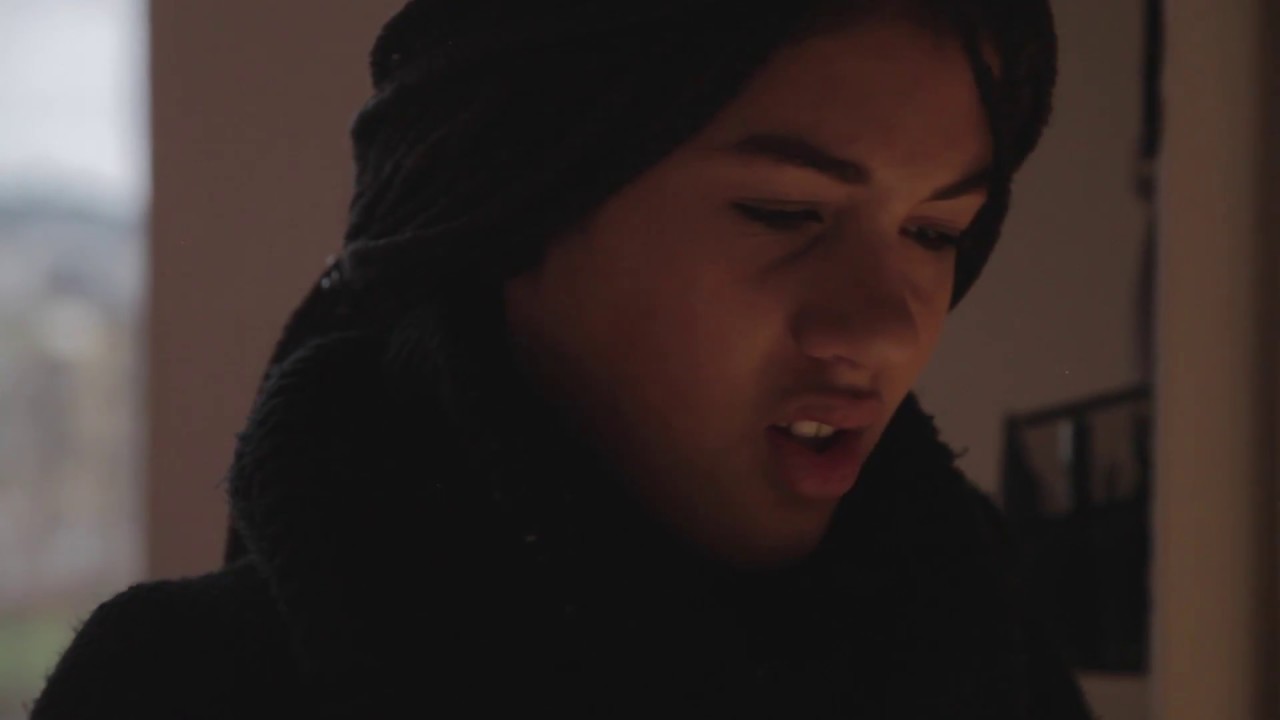 Emma-Luna fortæller om at få julehjælp - YouTube