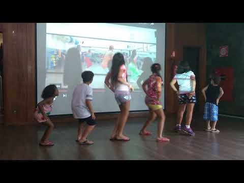 Ana Vitória Silva dançando macarena