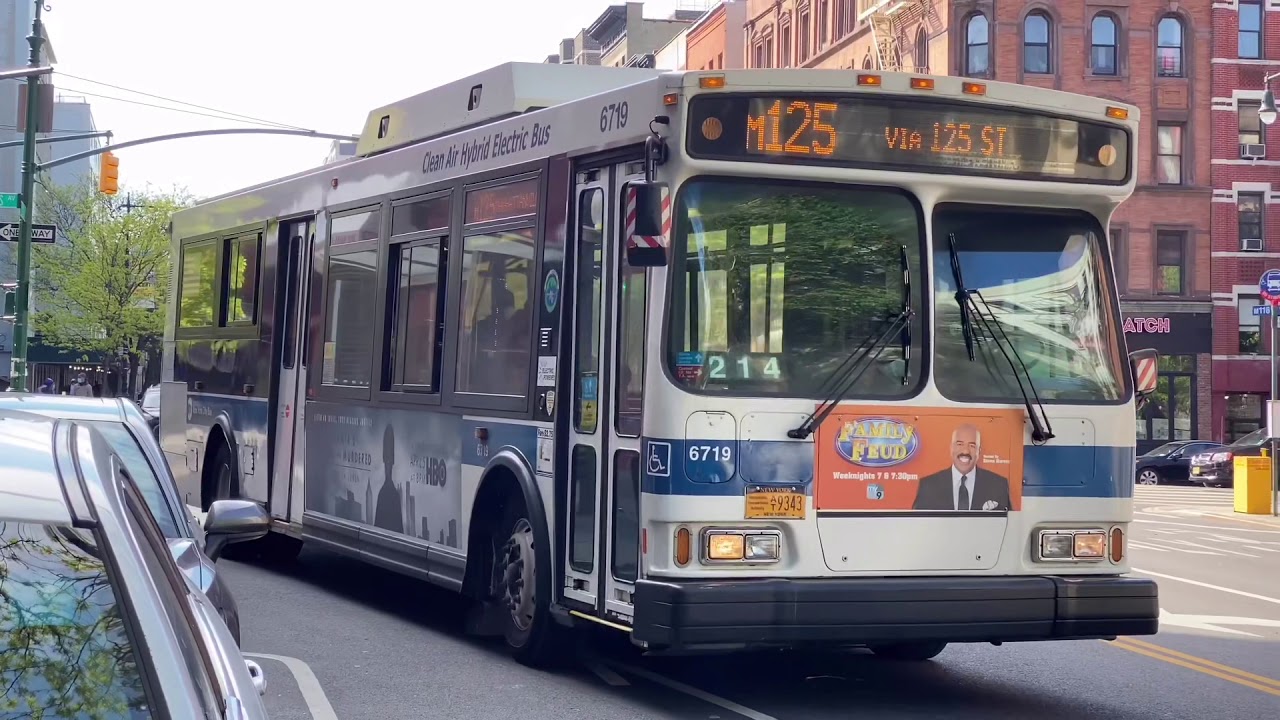 M125 leaving Columbus Avenue - YouTube