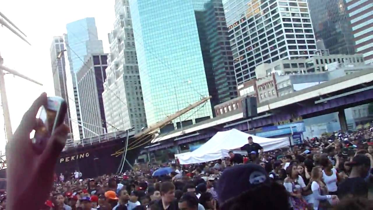 Drake Concert Riot @ South Street Seaport - YouTube