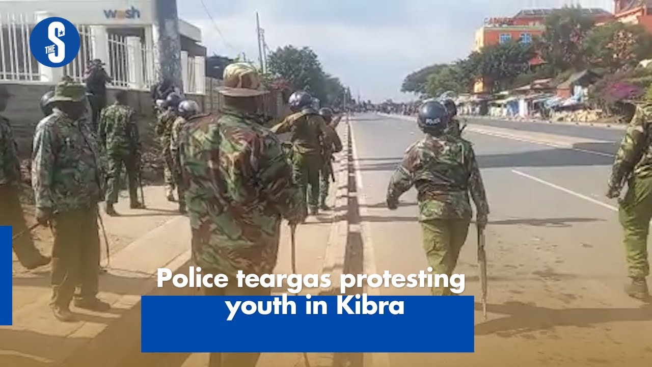 Police teargas protesting youth in Kibra - YouTube