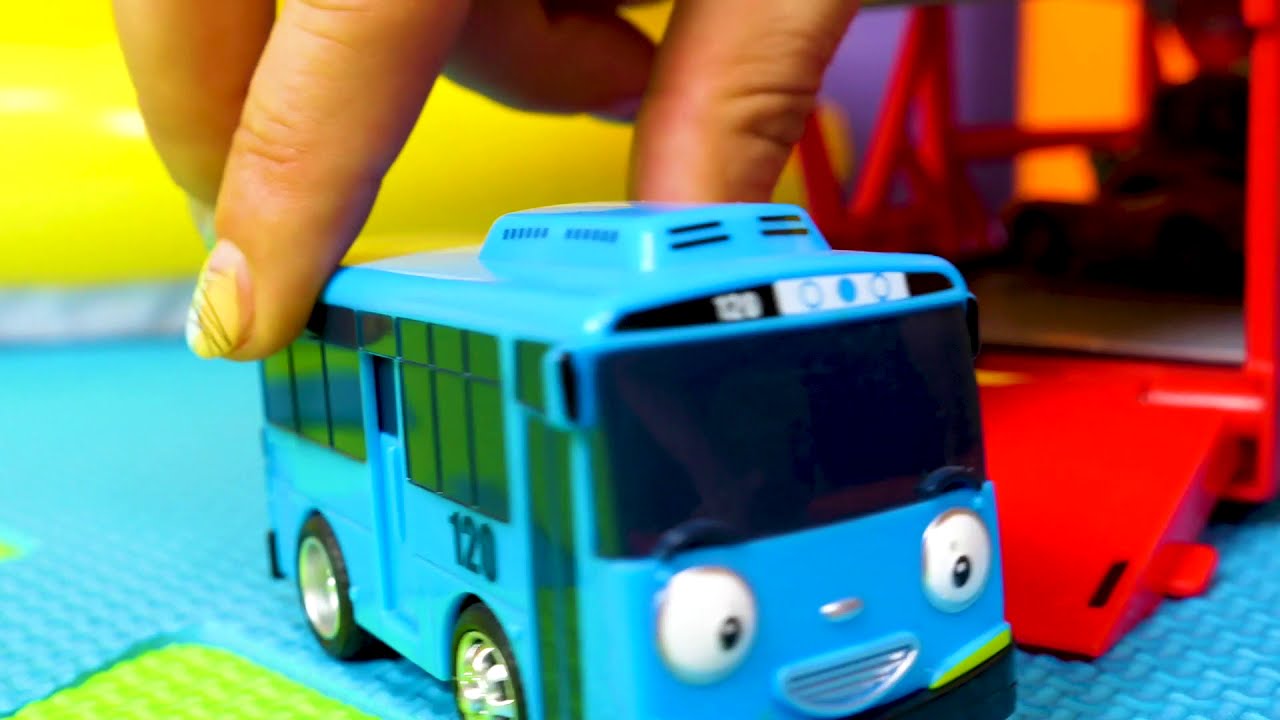 Leluautot pallomeressä. Roboauto Poli, Salama McQueen, Monsteriautot ja ...