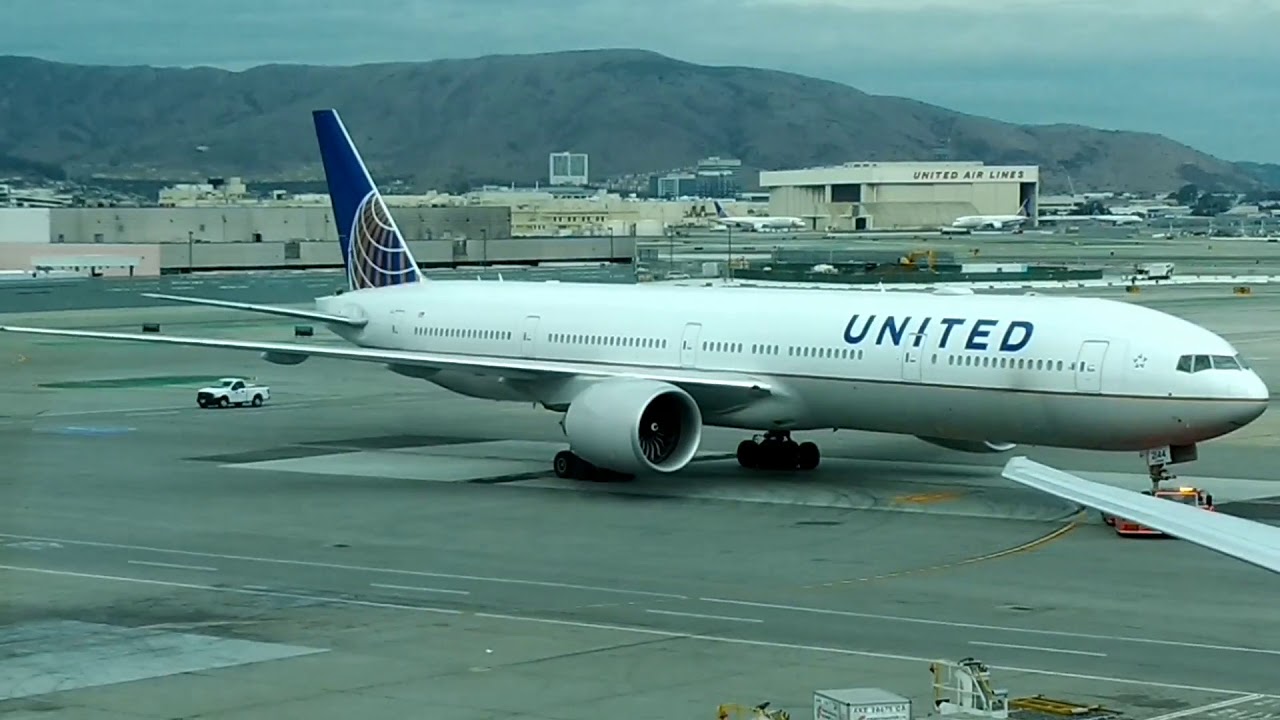 United Airlines flight UA871 at San Francisco International airport 11 ...