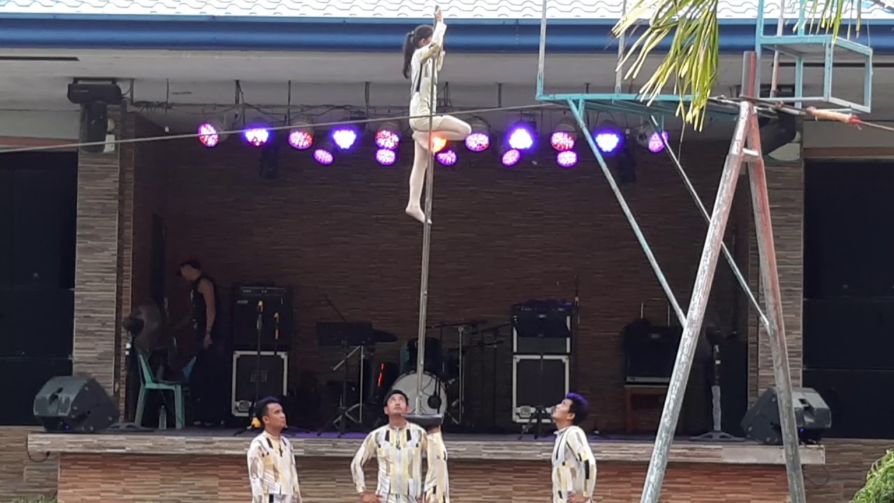 Amazing acrobats - YouTube