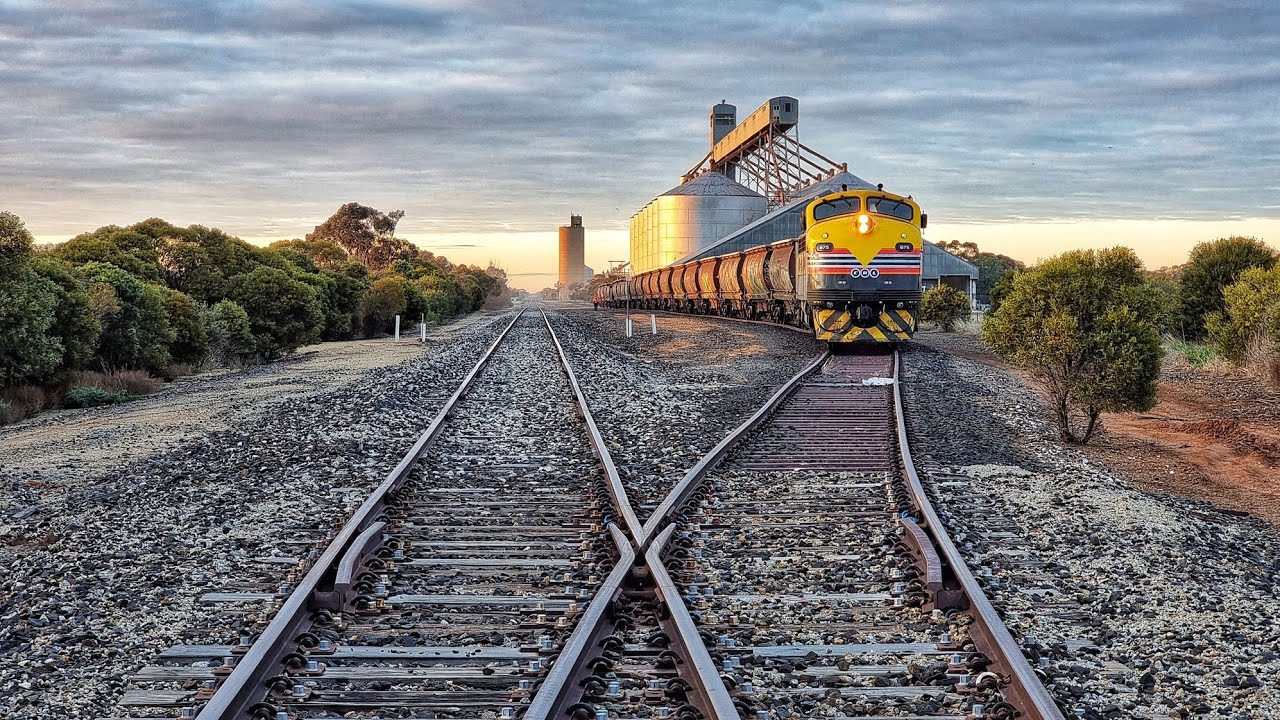 Victorian Rail operations with classic Emds and some GE action! - YouTube