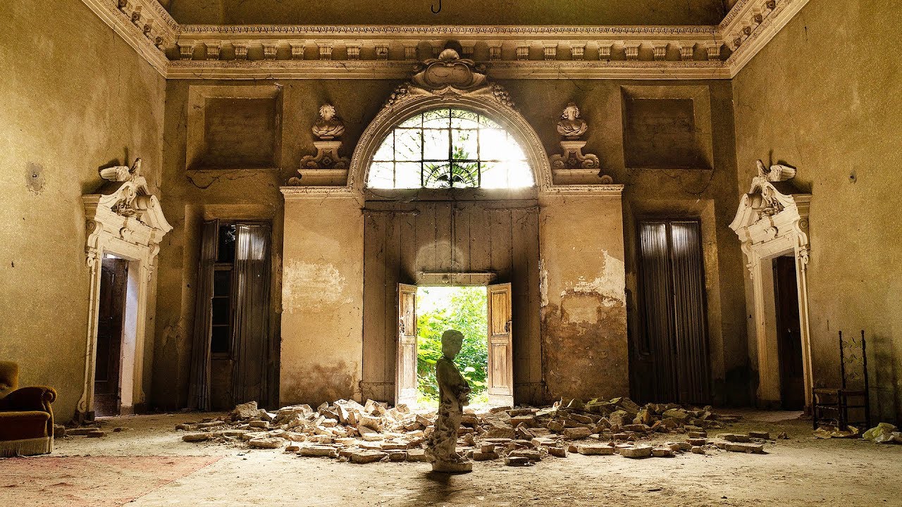 Abandoned Palace: 600-Year-Old Time Capsule - Urbex Lost Places Italy ...