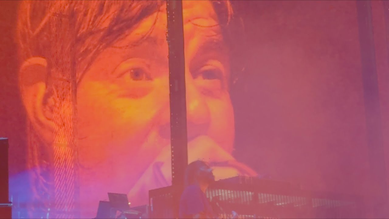 Deftones - Live in Chicago 2025 - United Center - YouTube