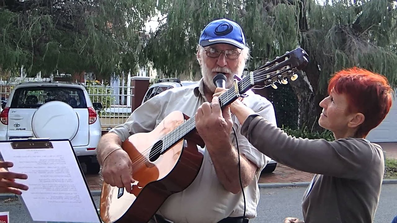 George Davies singing "worms at work" - YouTube