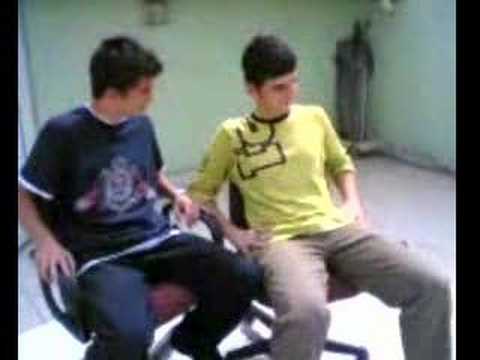 cınnet geciren genc arkadaşını balkondan aşşağı attı