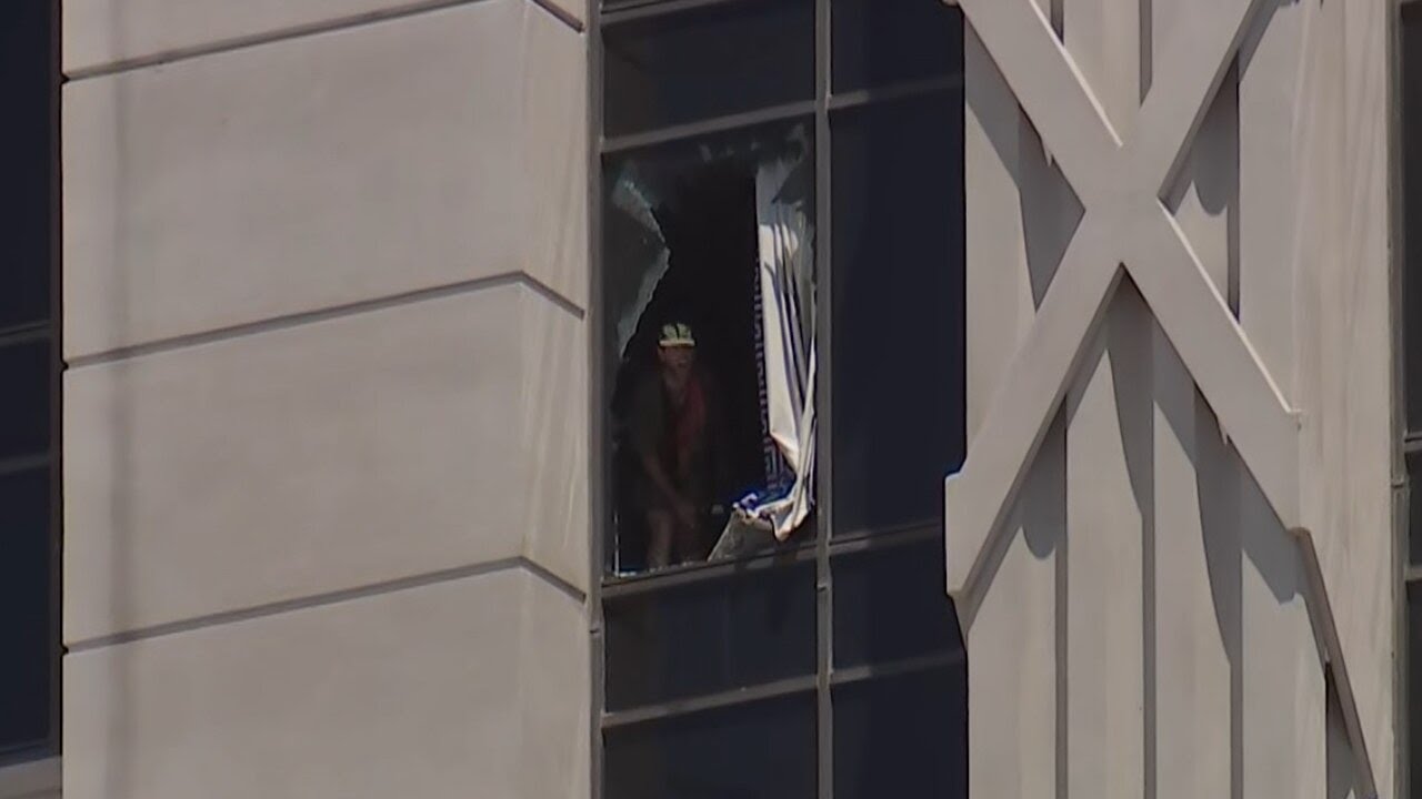 WATCH: Barricaded man breaks Las Vegas hotel window, throws large ...