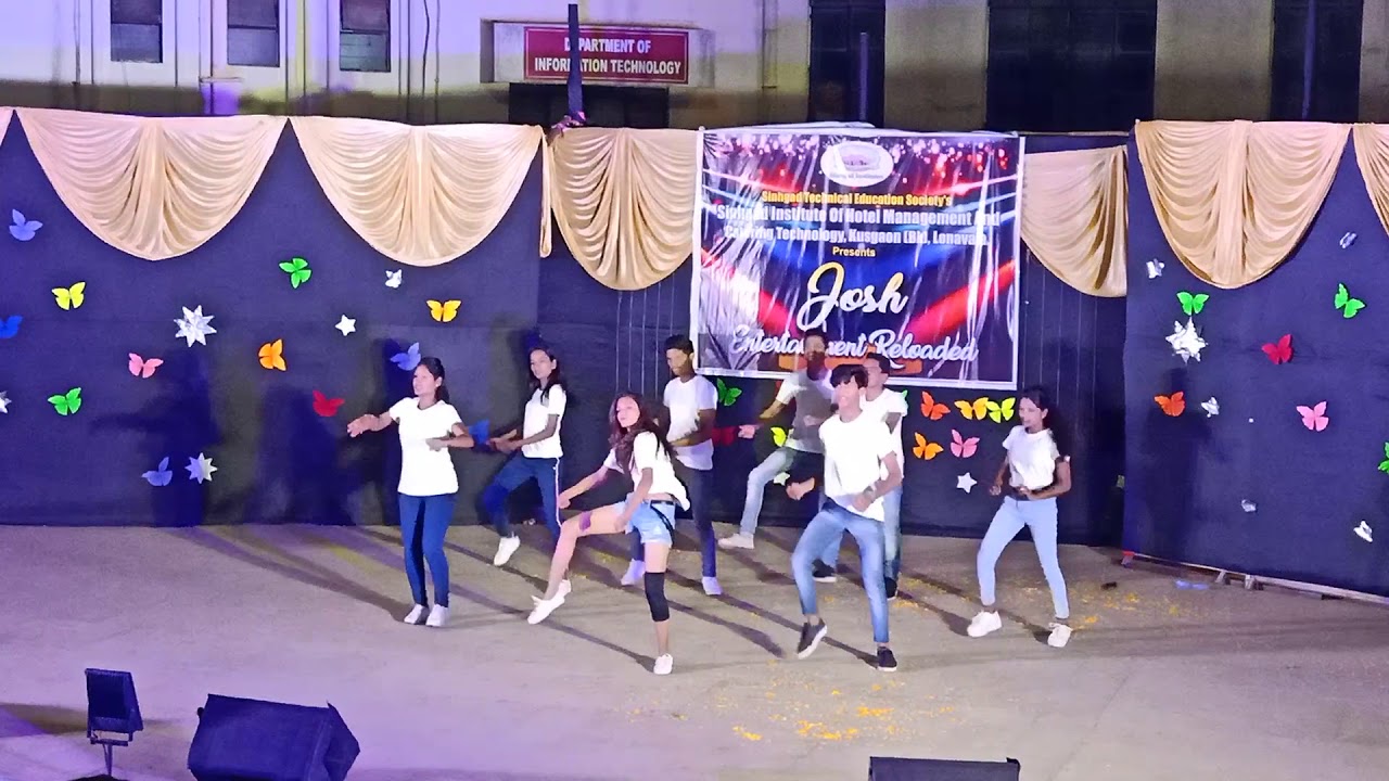 Taki taki and ladaki ankh maare dance song in college gathering - YouTube