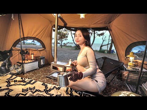 Mädchen beim Solocamping. Lass uns Fleisch über einem Holzofen in einem heißen Zelt grillen! 🔥