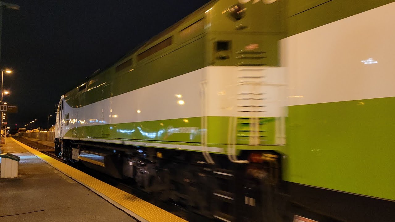 (12 Car Full Metrolinx Consist!!) GO Transit 372 With 673 Departing ...